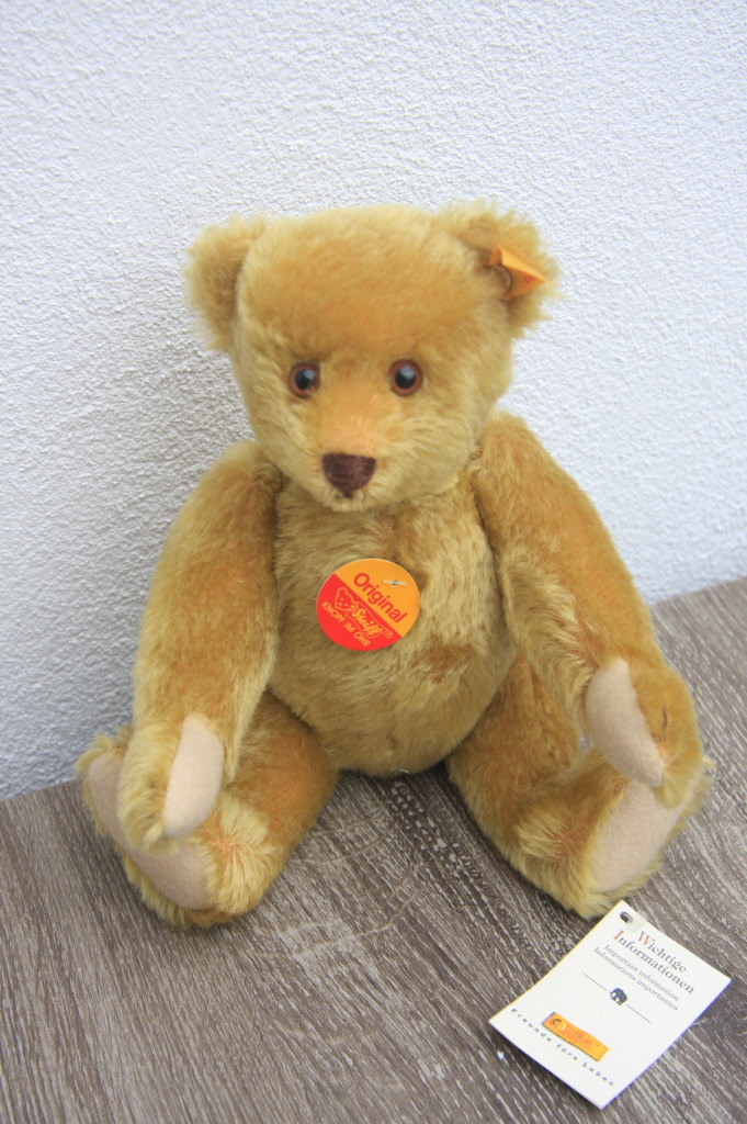 Steiff Geel label